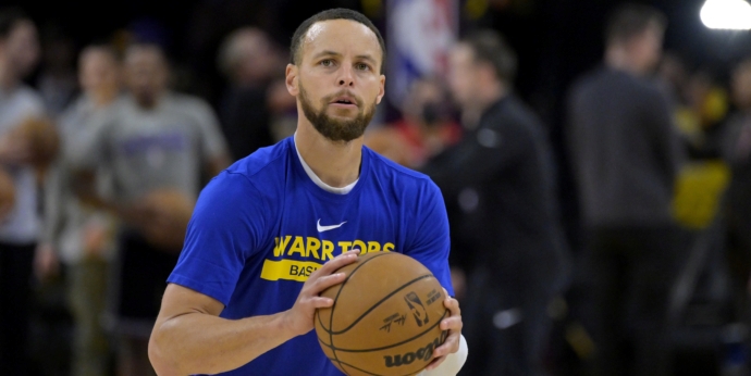 Curry wins J. Walter Kennedy Citizenship award for work in community