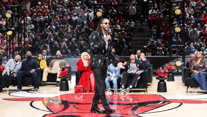 Bulls retire Derrick Rose’s no.1 jersey